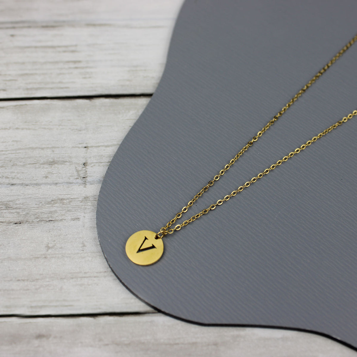 Collar Letra V Acero Dorado – Loom Official